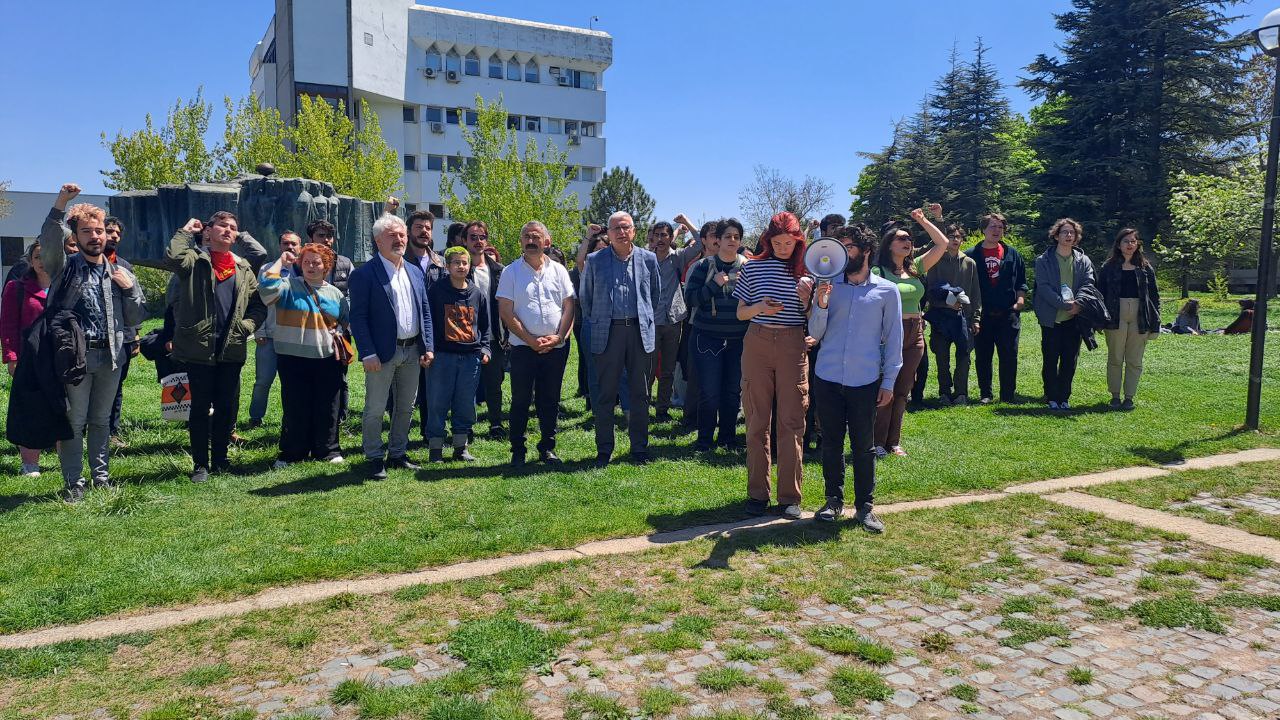 ODTÜ’lülerden gözaltındaki sıra arkadaşları için eylem